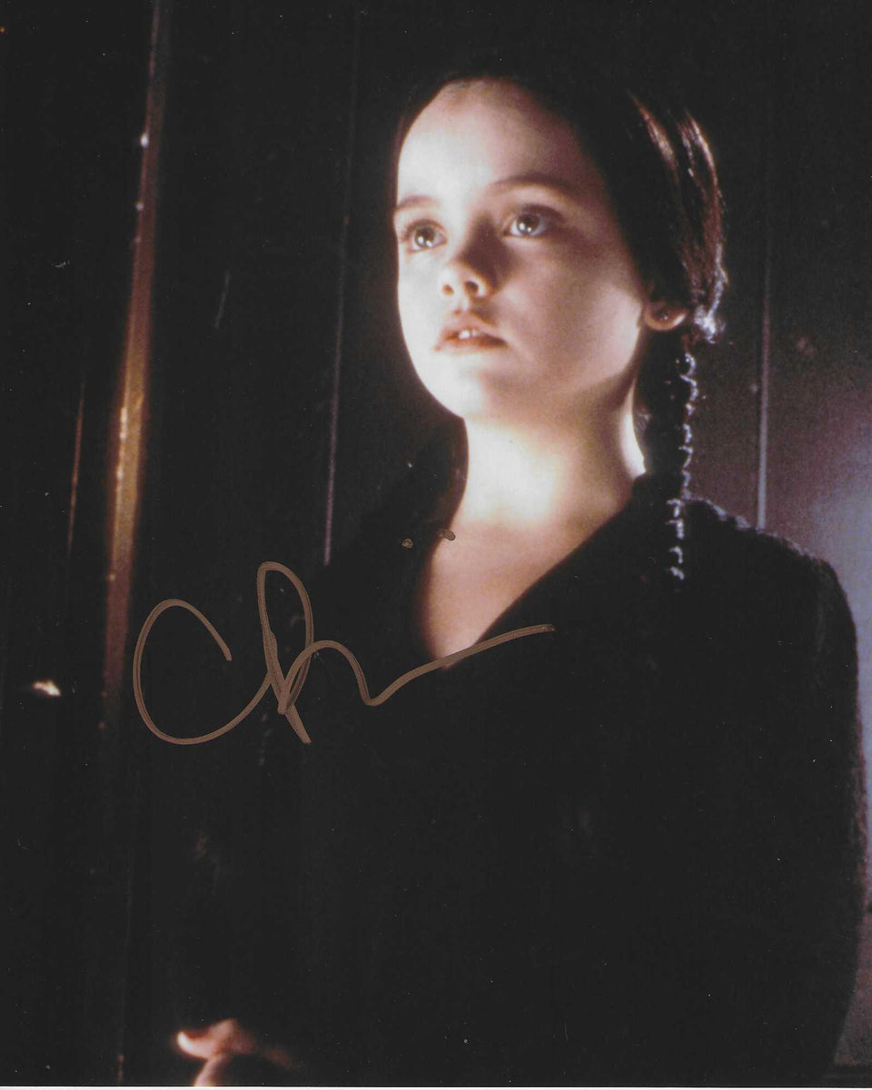 Christina Ricci 10x8 signed in gold Adams Family – Showmasters Comic ...