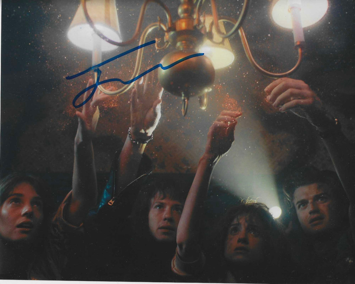 Joseph Quinn 10 X 8 Signed In Blue Stranger Things – Showmasters Comic ...