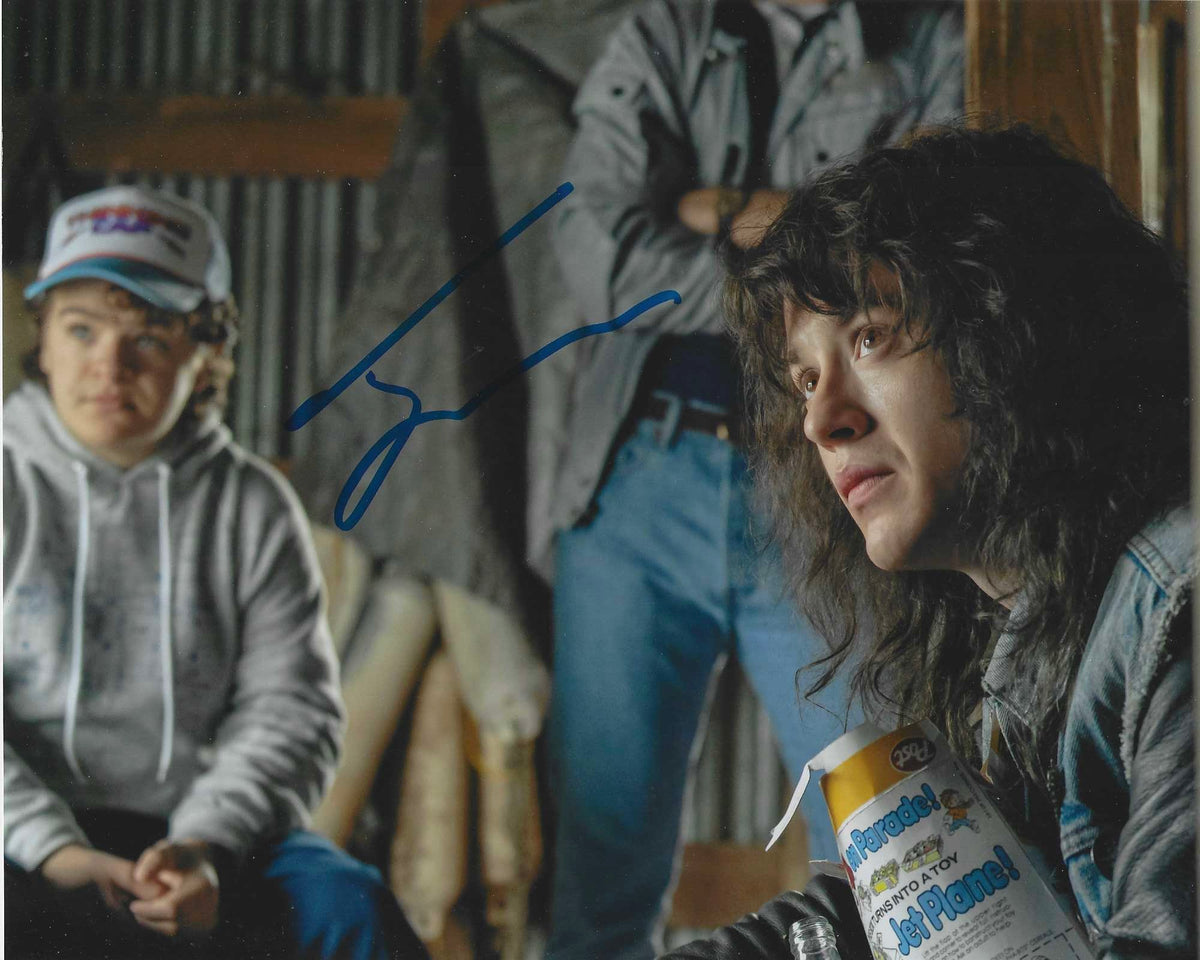 Joseph Quinn 10 X 8 Signed In Blue Stranger Things – Showmasters Comic ...